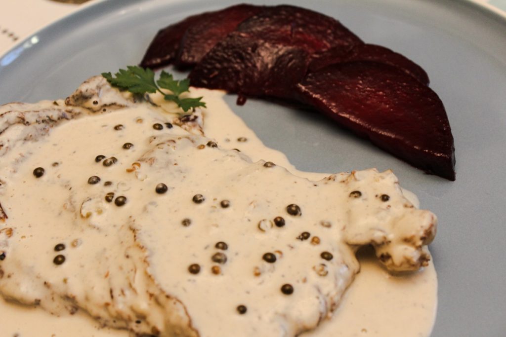 Antricot de vită cu sos de piper verde – Garda Culinară